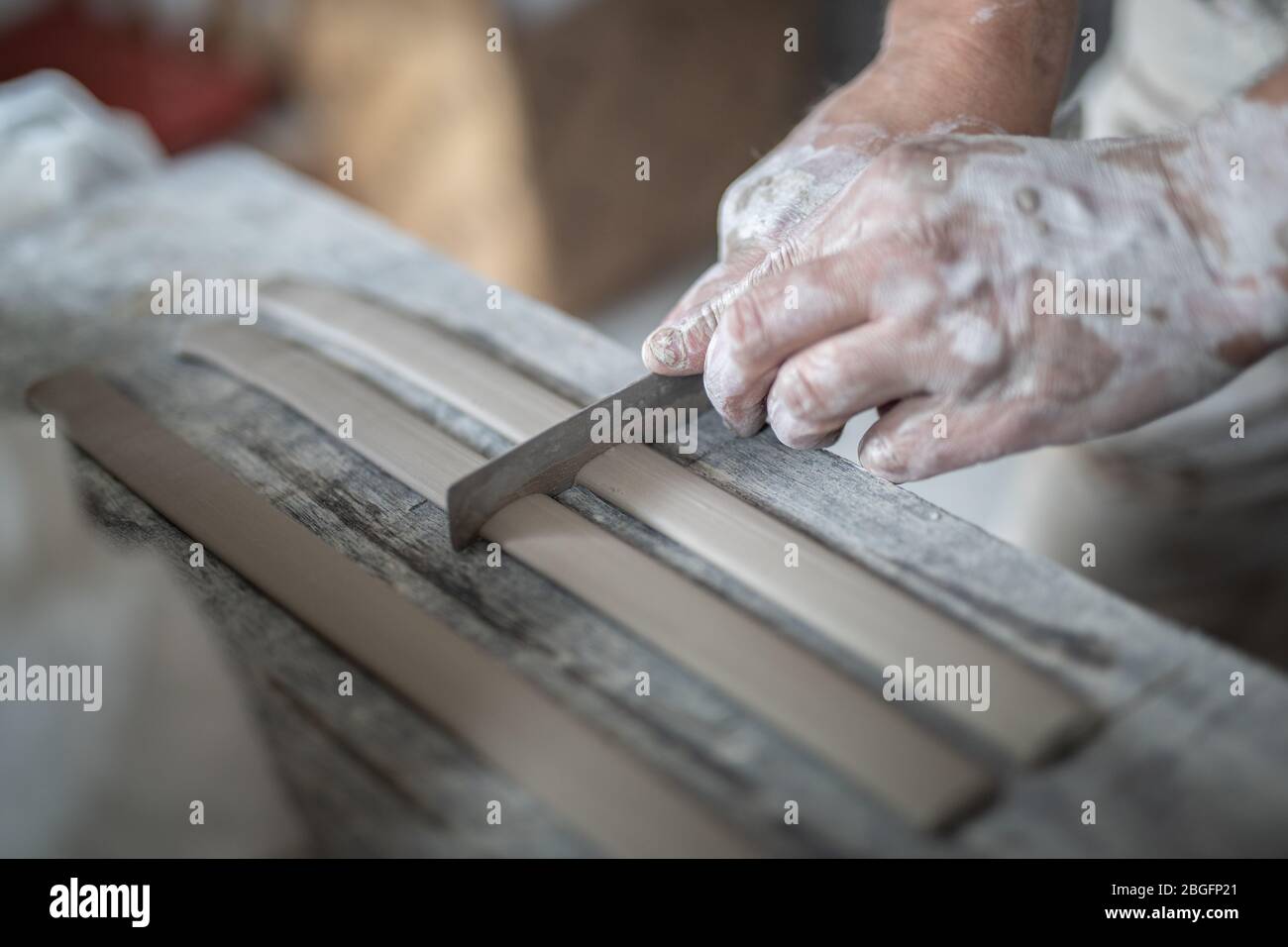 Un potier au travail faisant des pots Banque de photographies et d ...