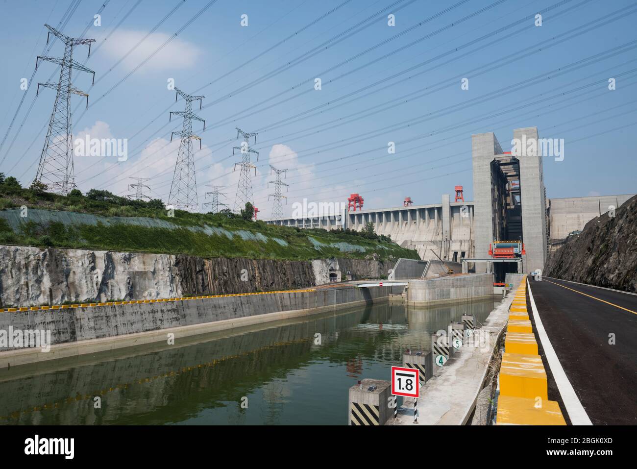Chine trois gorges hydroélectrique navire écluse Banque de ...