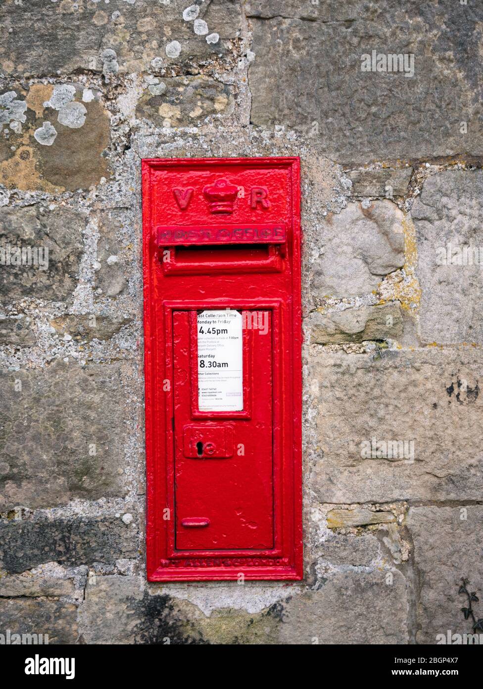 Une boîte de poste rouge de l'ère de la Reine Victoria installée dans ...