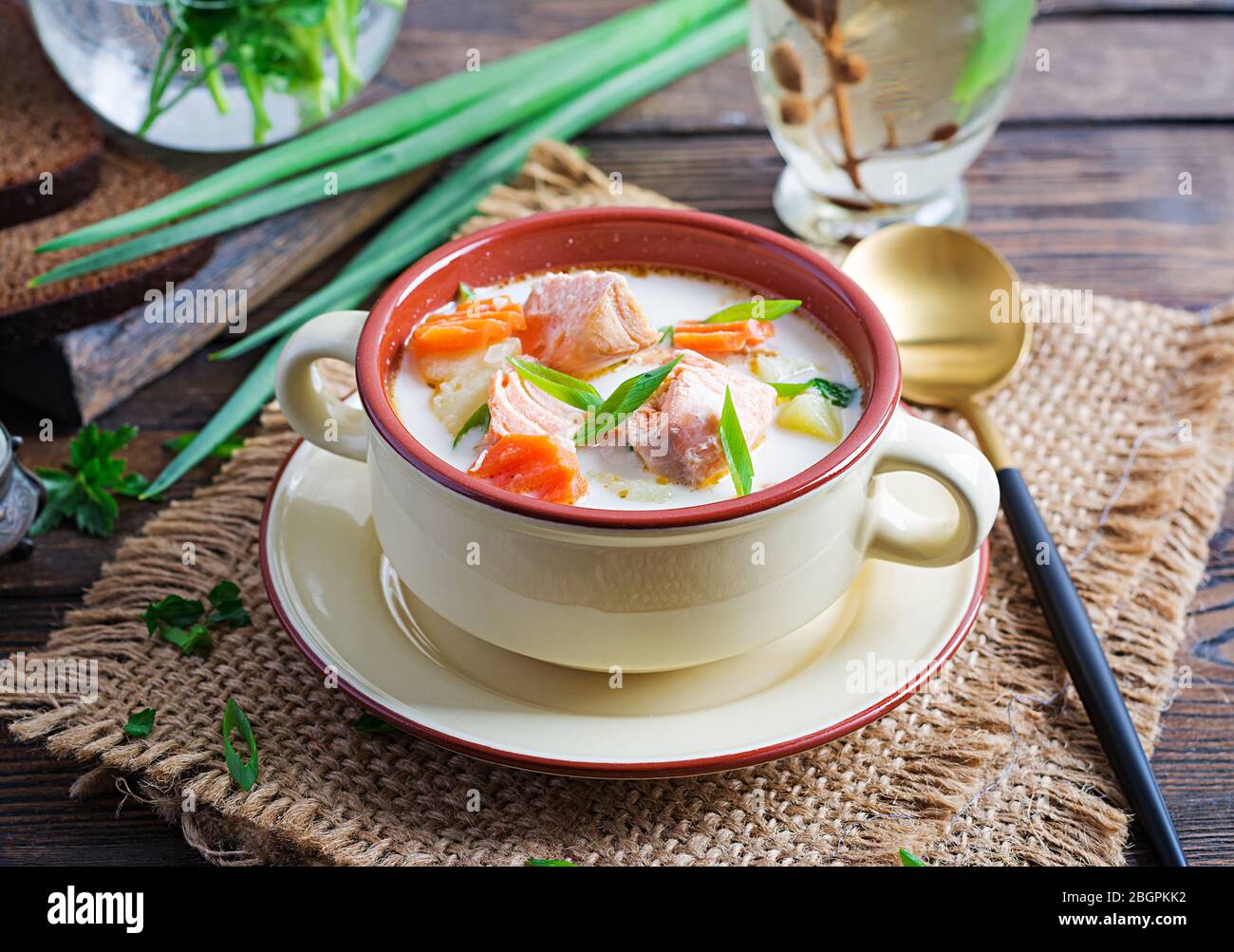 Kalakeitto. Soupe crémeuse au saumon, aux pommes de terre, aux oignons ...