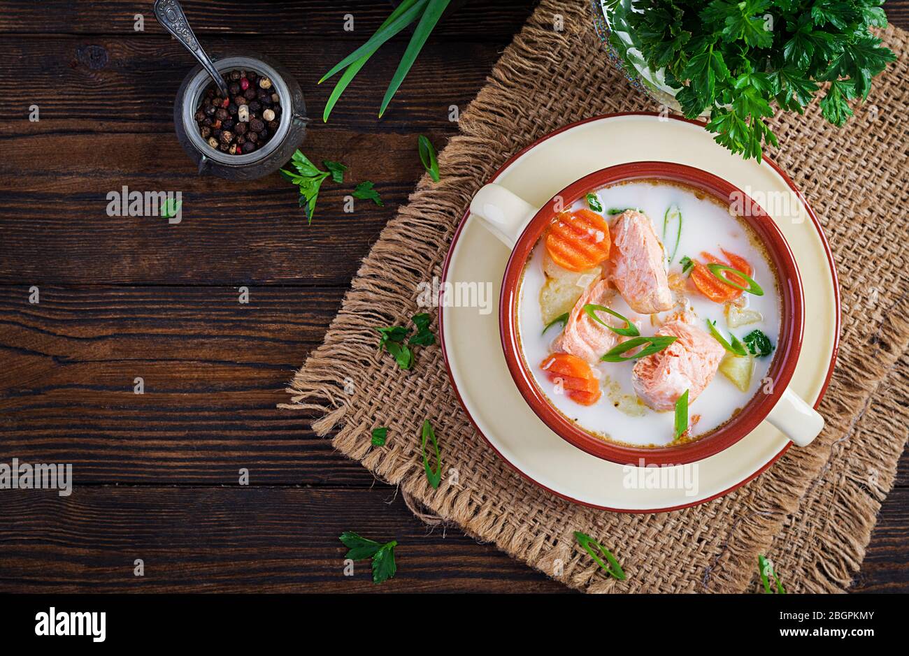 Kalakeitto. Soupe crémeuse au saumon, aux pommes de terre, aux oignons ...