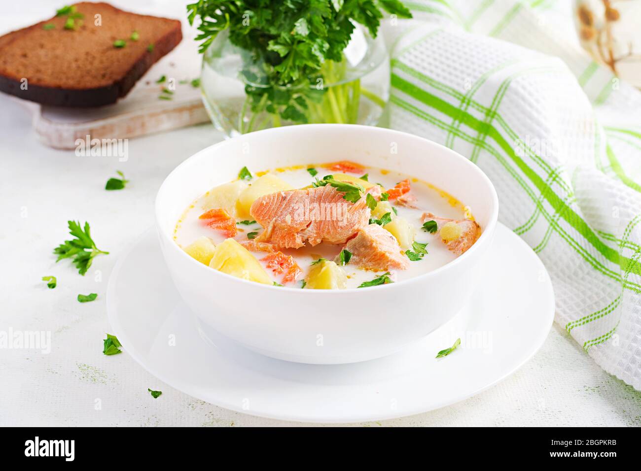 Kalakeitto. Soupe crémeuse au saumon, aux pommes de terre, aux oignons ...