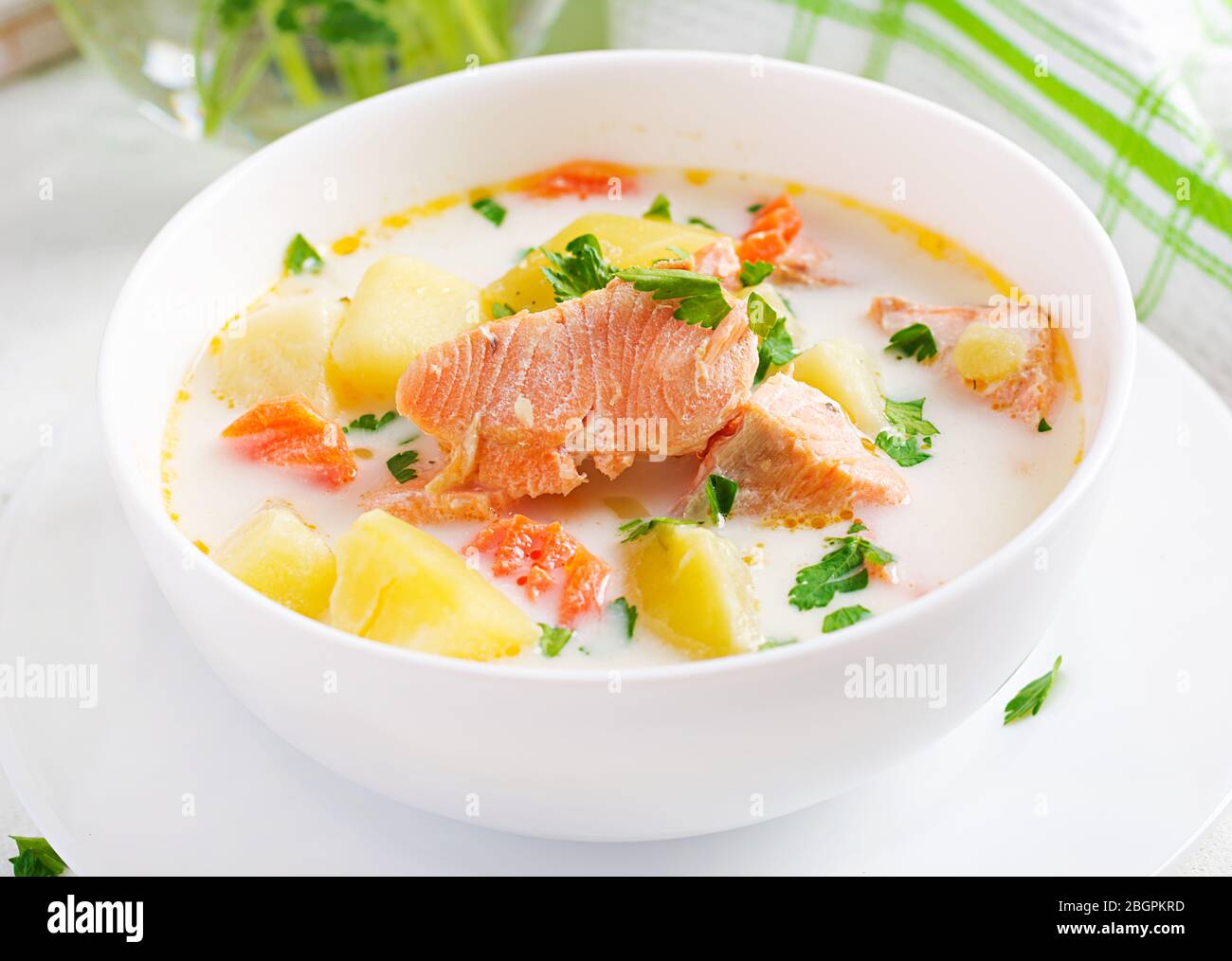 Kalakeitto. Soupe crémeuse au saumon, aux pommes de terre, aux oignons ...