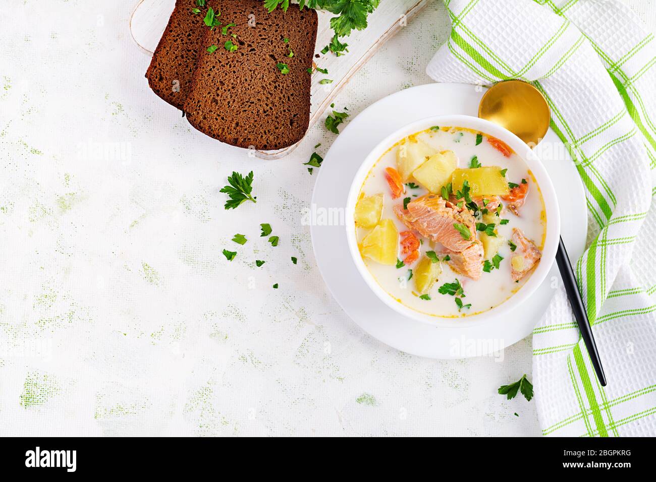 Kalakeitto. Soupe crémeuse au saumon, aux pommes de terre, aux oignons ...