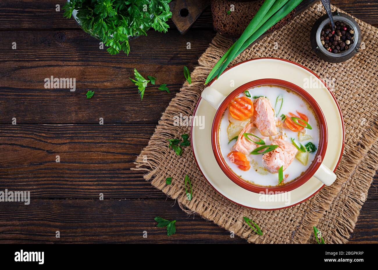 Kalakeitto. Soupe crémeuse au saumon, aux pommes de terre, aux oignons ...