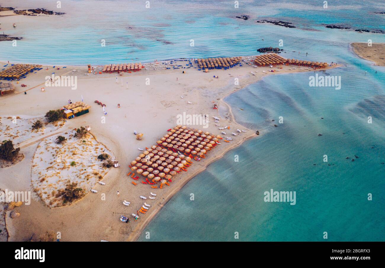 Drone aérien tourné de belle plage avec sable turquoise rose Elafonissi ...