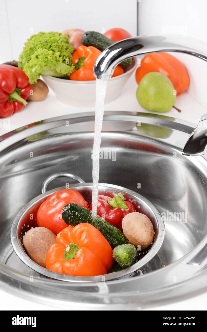Washing fresh fruits vegetables Banque de photographies et d’images à ...