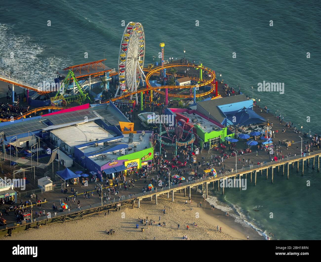 , Fun Fair sur Santa Monica Pier sur la plage de la côte du Pacifique à ...