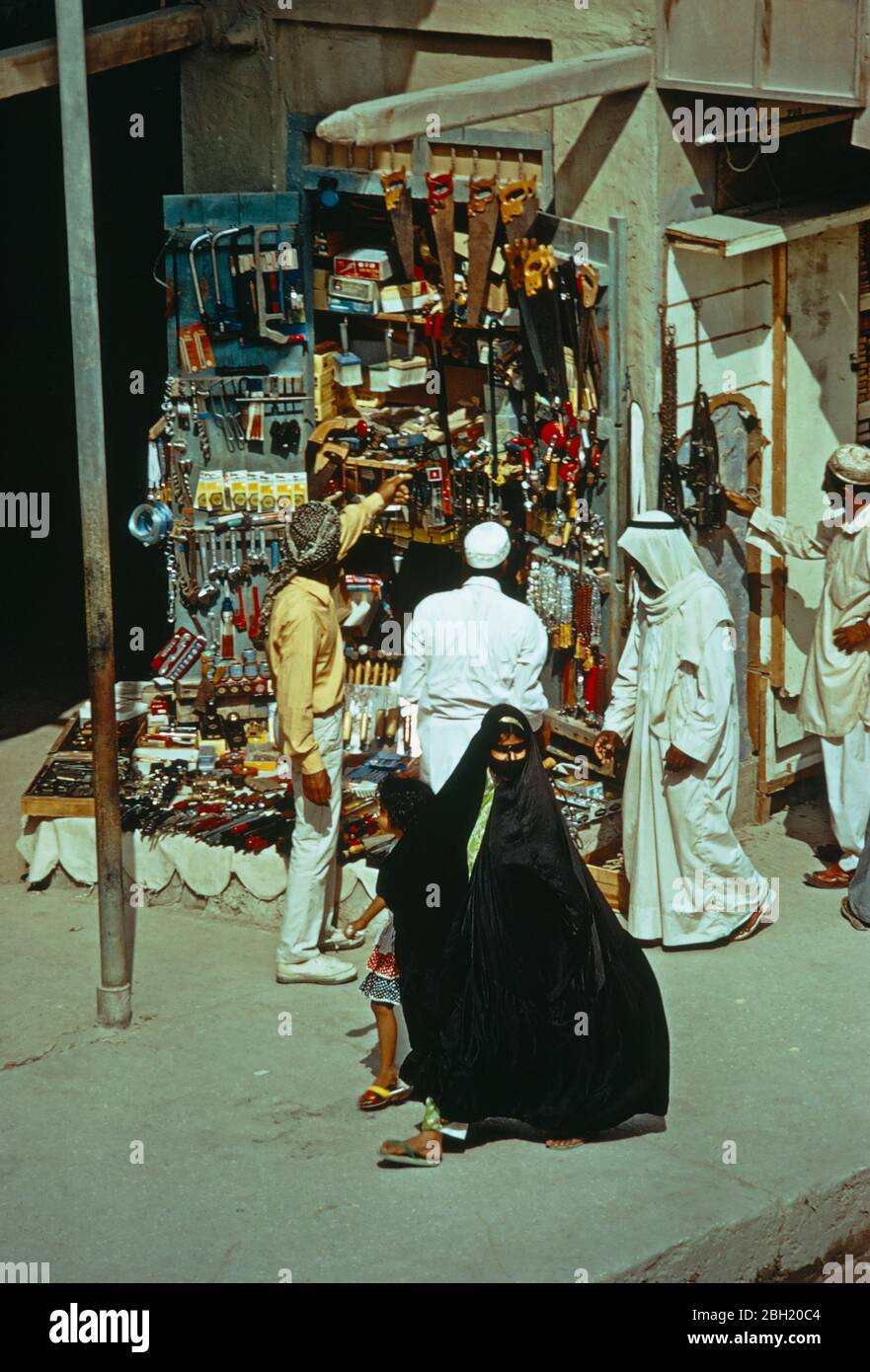 Qatari men in traditional dress Banque de photographies et d’images à haute résolution - Alamy
