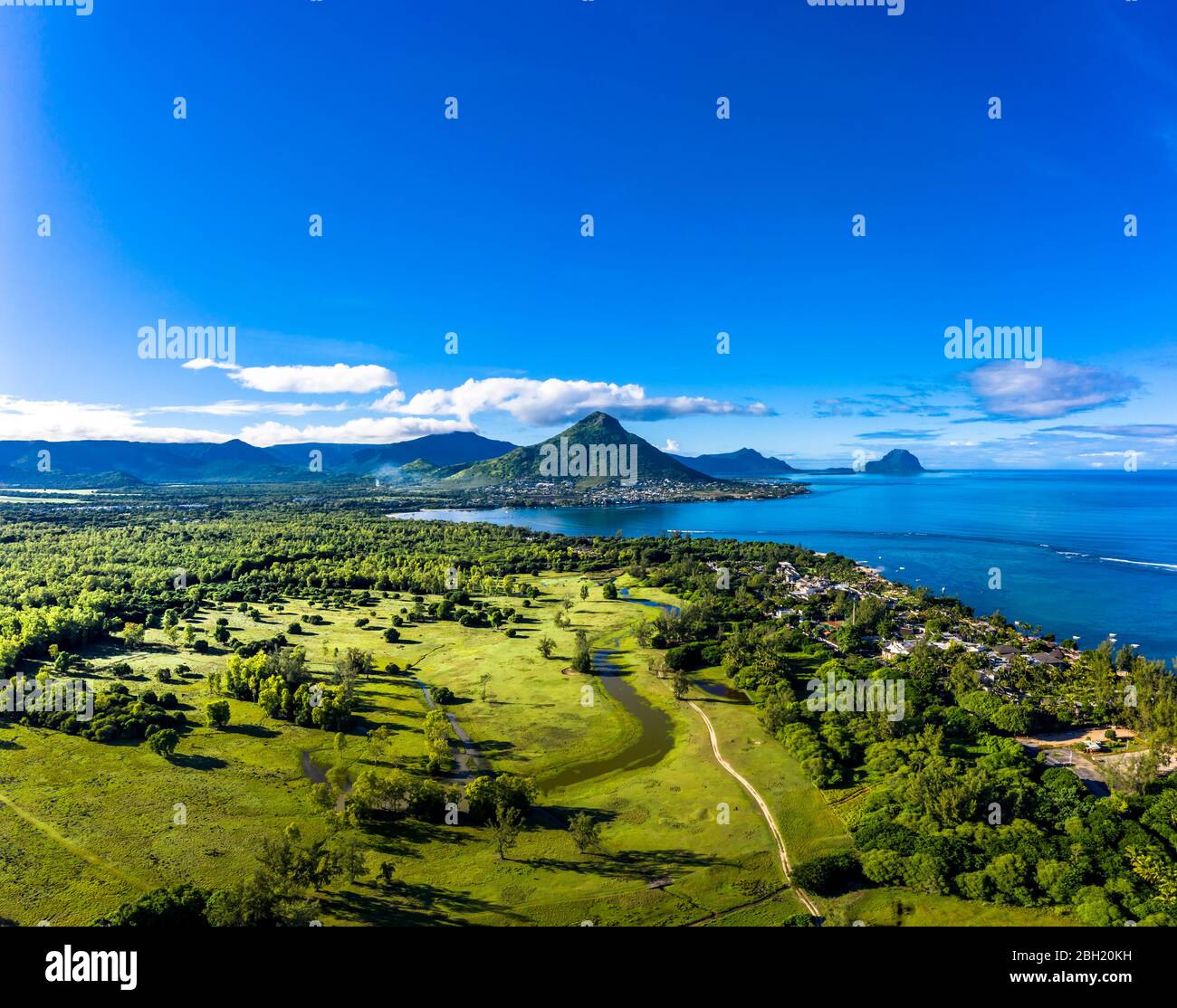 Montagne lointaine et ciel bleu Banque de photographies et d’images à ...