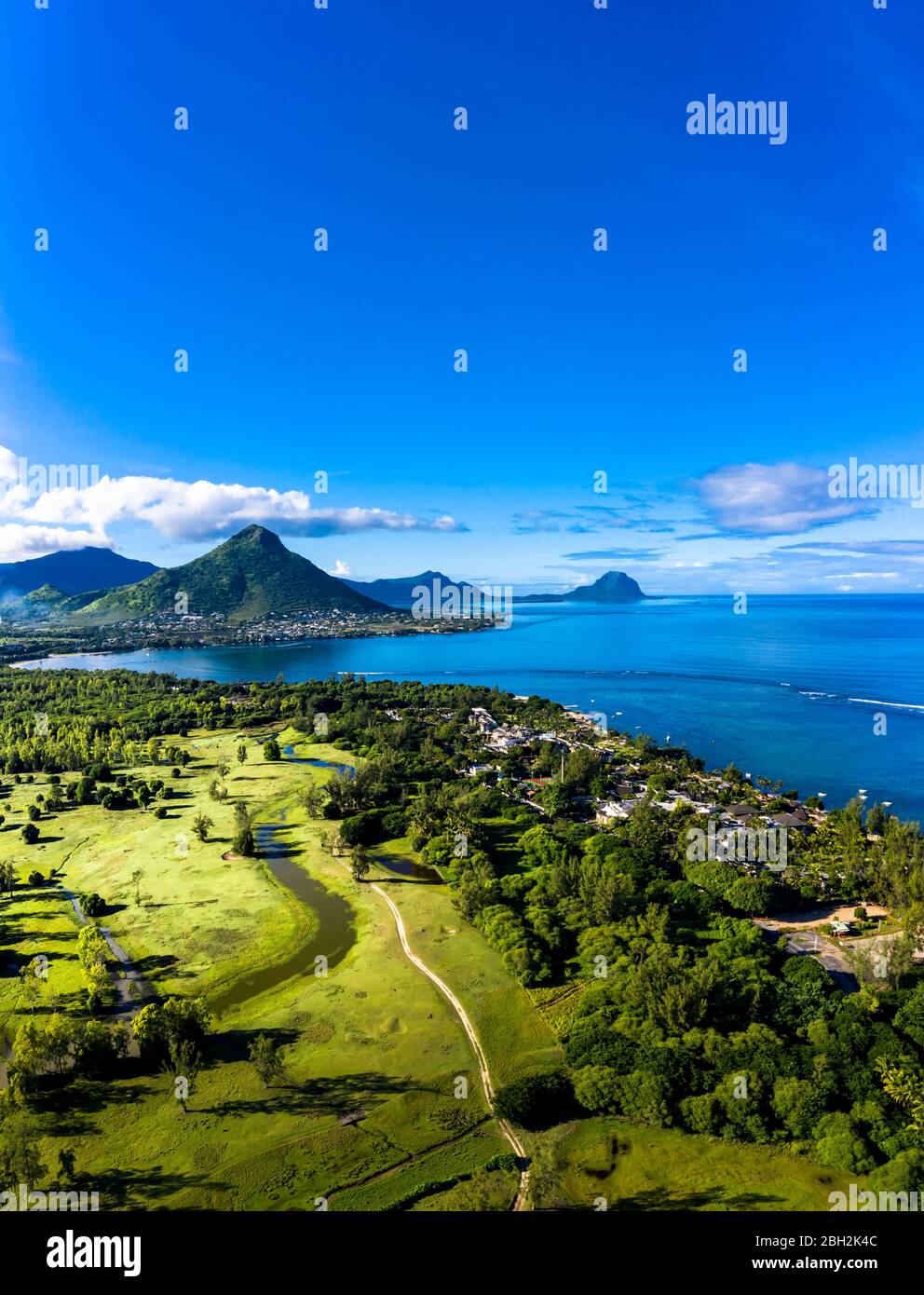 Montagne lointaine et ciel bleu Banque de photographies et d’images à ...