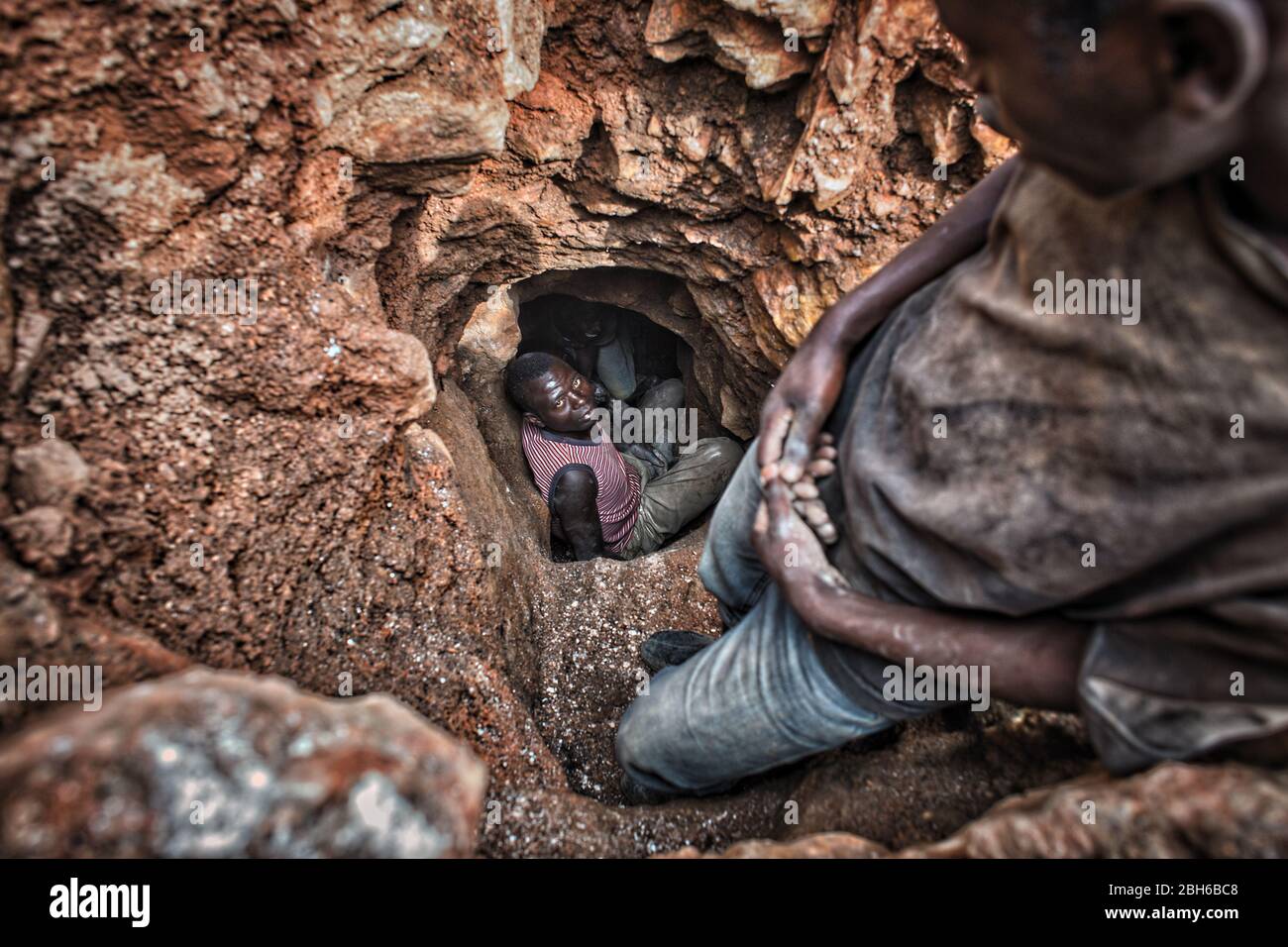 Coltan mines illégales en République démocratique du Congo. Les mineurs se reposent pendant le ...