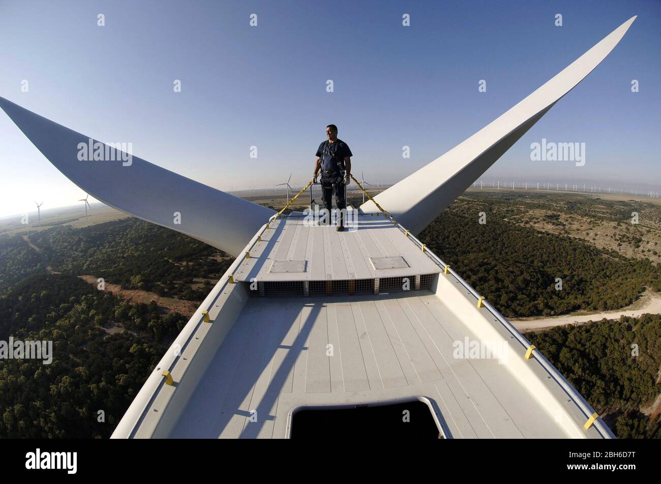 Merkel, Texas États-Unis, 4 octobre 2006 : le technicien se trouve au sommet de la nacelle d'une ...