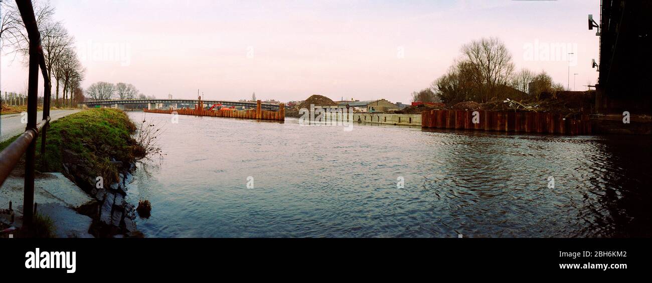 vue panoramique sur un site sur la voie navigable pour construire une ...