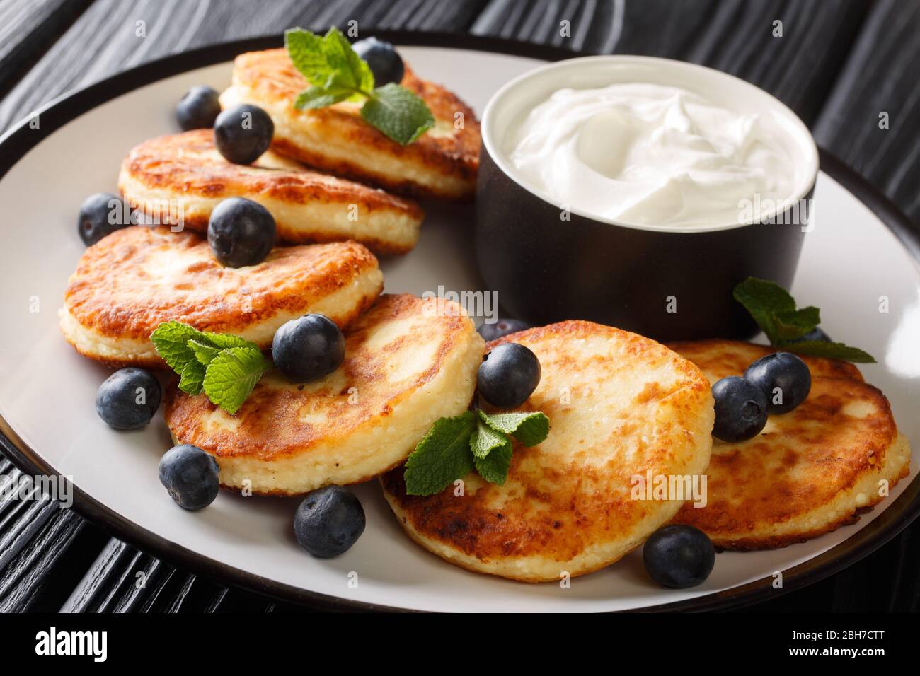 Petit déjeuner ukrainien de crêpes au fromage cottage avec bleuets ...