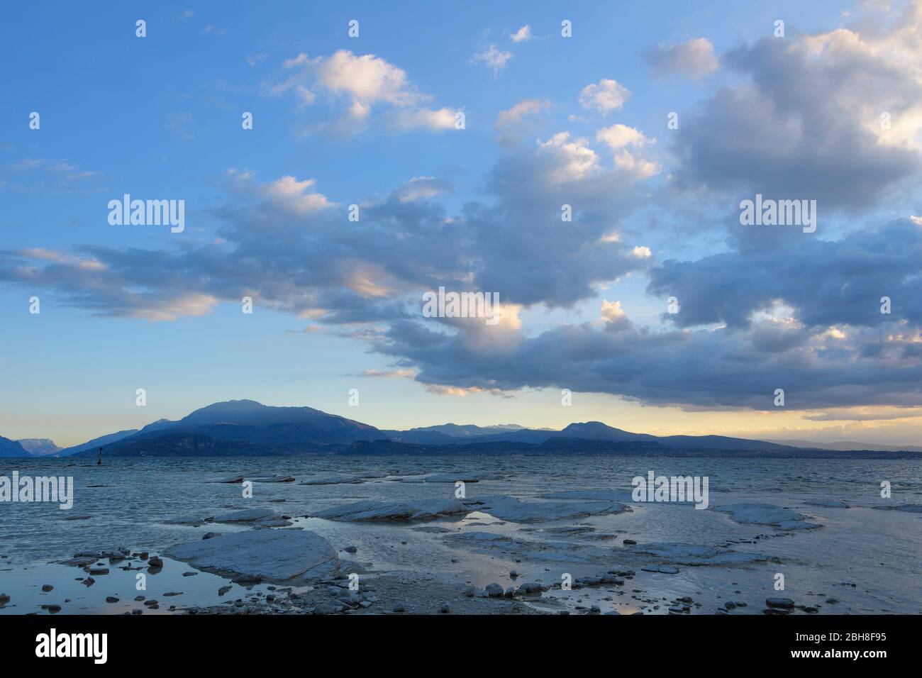 Pointe nord de la péninsule sirmione Banque de photographies et d ...