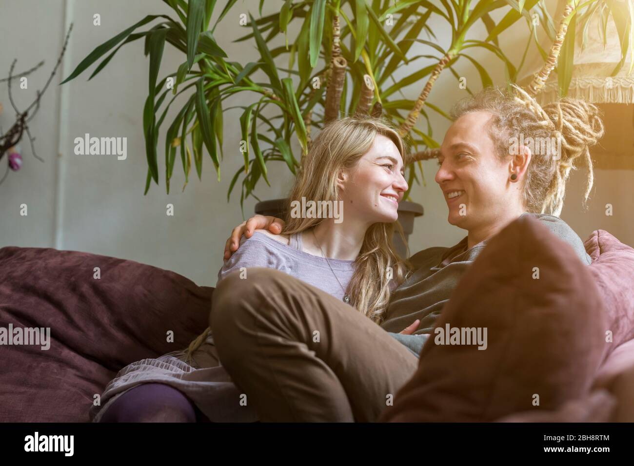 Couple De Deux Personnes Assis Banque d'image et photos - Alamy