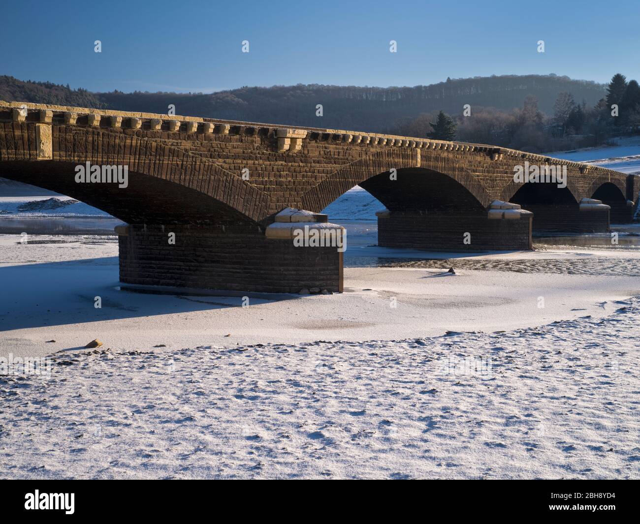 Eder fluss an der alten aseler brucke Banque de photographies et d ...