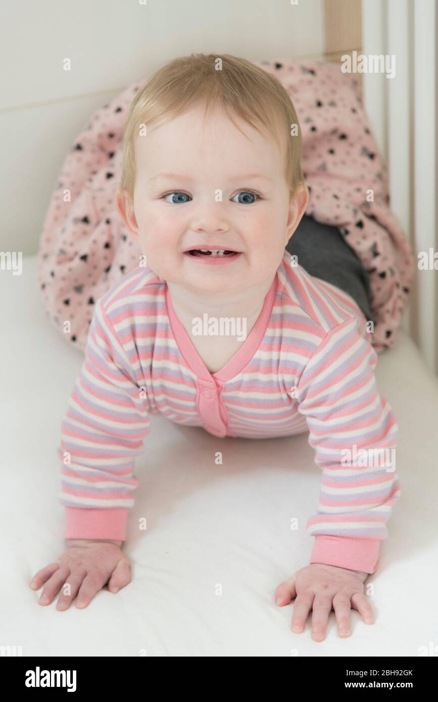 Enfant en bas âge Banque de photographies et d’images à haute ...