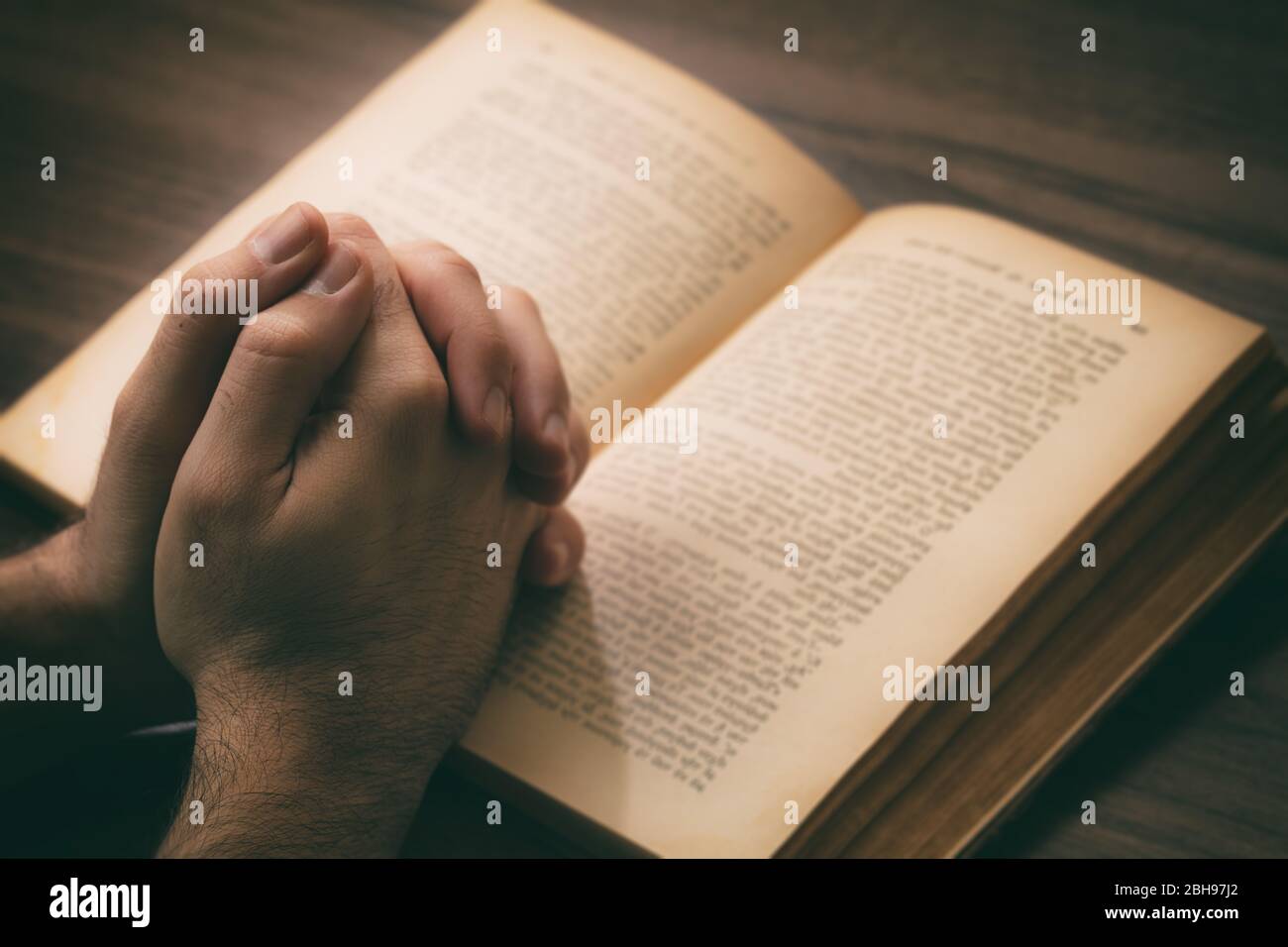 Prière, l'homme se charge d'un livre ouvert Sainte Bible, fond de ... Prière, l'homme se charge d'un livre ouvert Sainte Bible, fond de ...