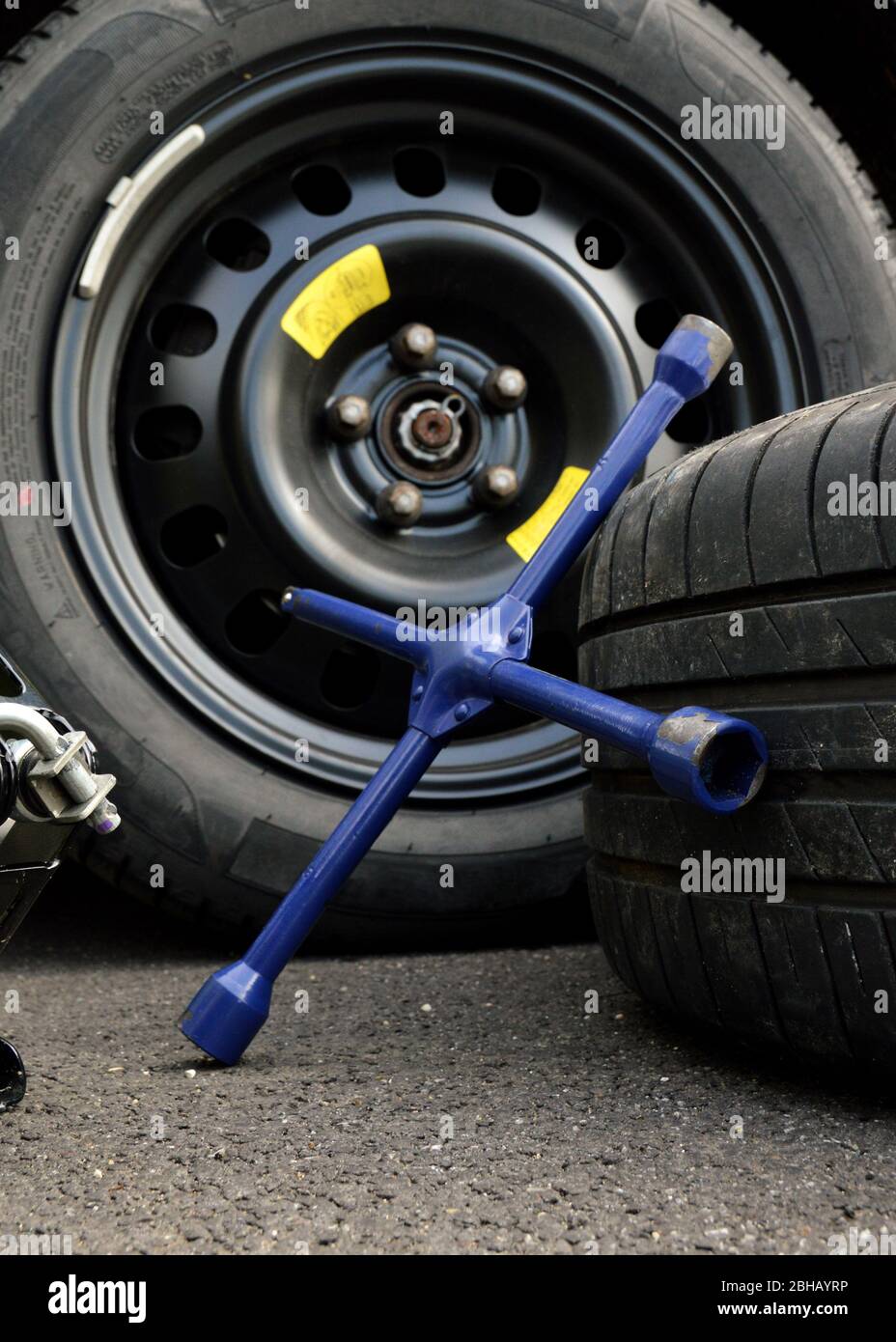 Tyre puncture Banque de photographies et d’images à haute résolution - Alamy