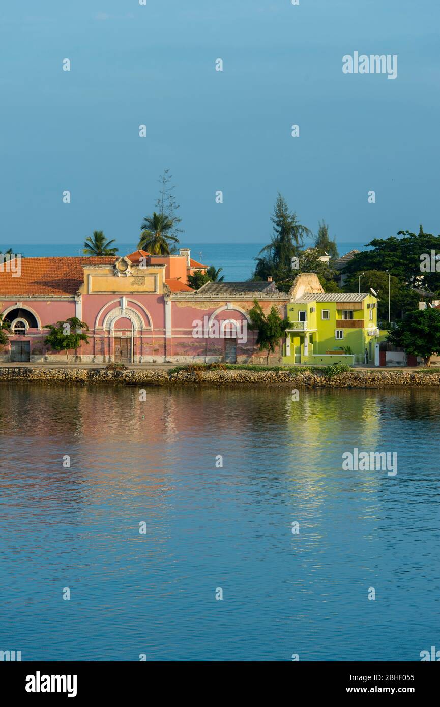 Vue sur une ancienne maison coloniale à Restinga à Lobito, une ville ...