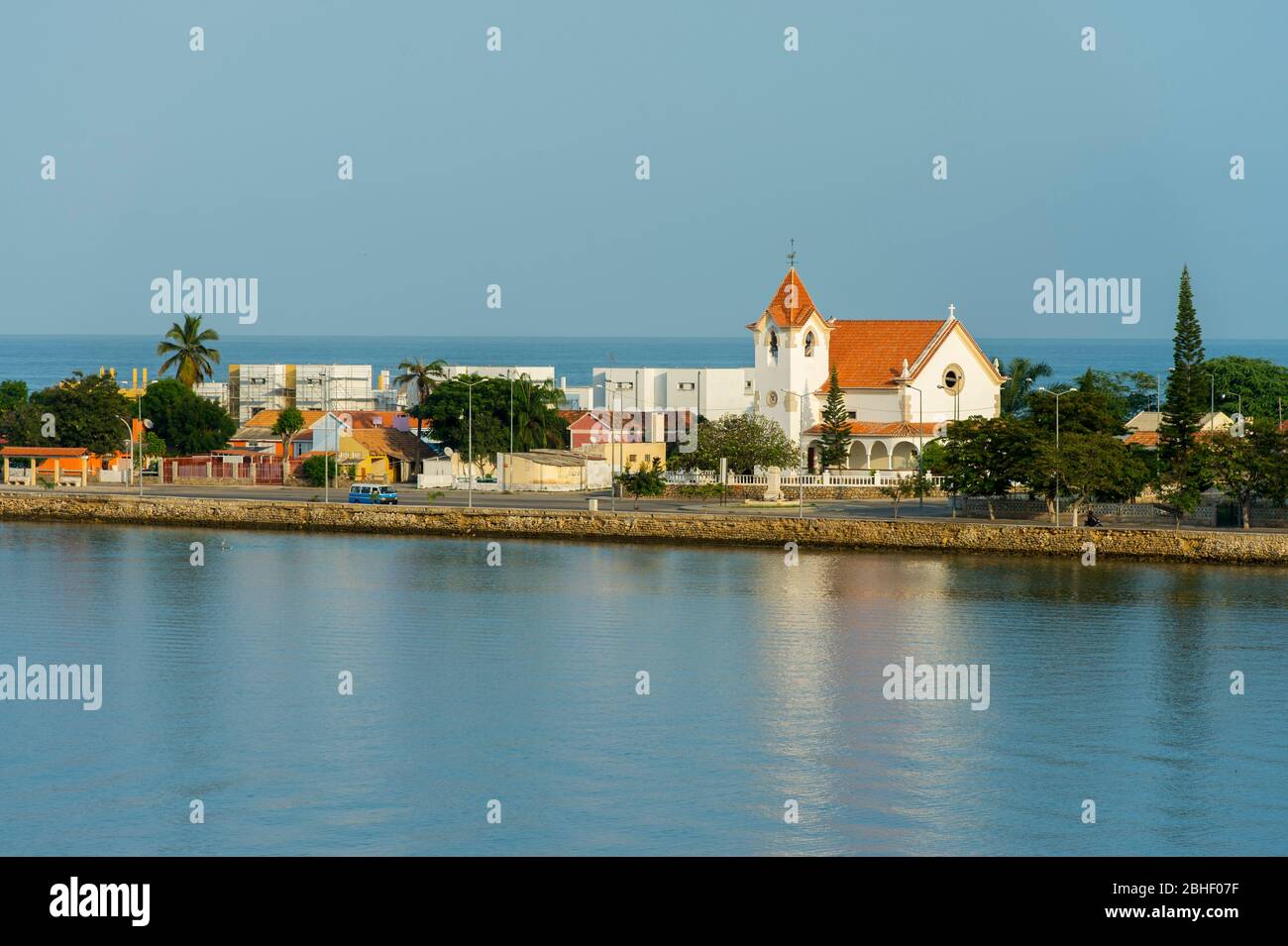 Vue de l'ancienne Église catholique coloniale à Restinga à Lobito, en ...