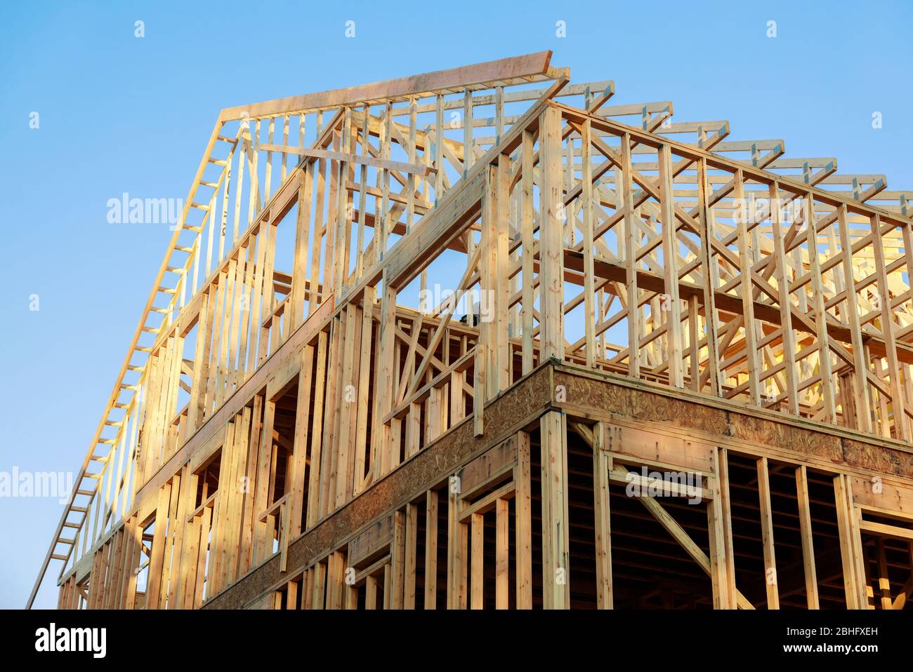 Structure de structure de bâtiment de toit de maison en bois sur un ...