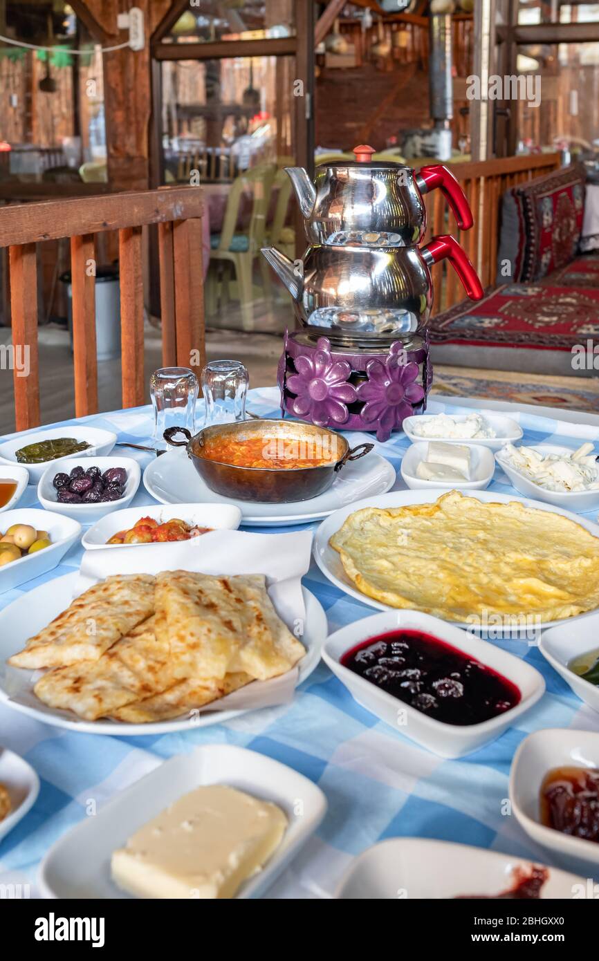 Turkish breakfast buffet Banque de photographies et d’images à haute ...