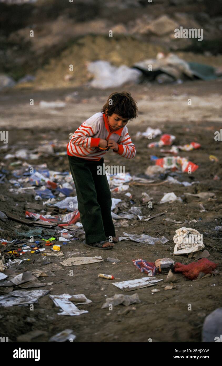 Enfant ROM vivant dans des conditions sordides à la décharge de ...