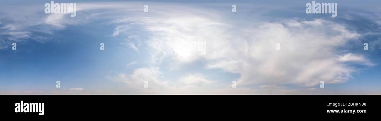 Panorama hdri transparent vue d'angle à 360 degrés ciel bleu avec de beaux nuages de cumulus ...