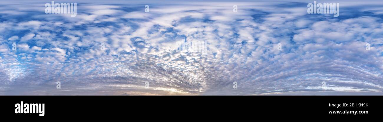 Panorama hdri transparent vue d'angle à 360 degrés ciel bleu avec de beaux nuages de cumulus ...