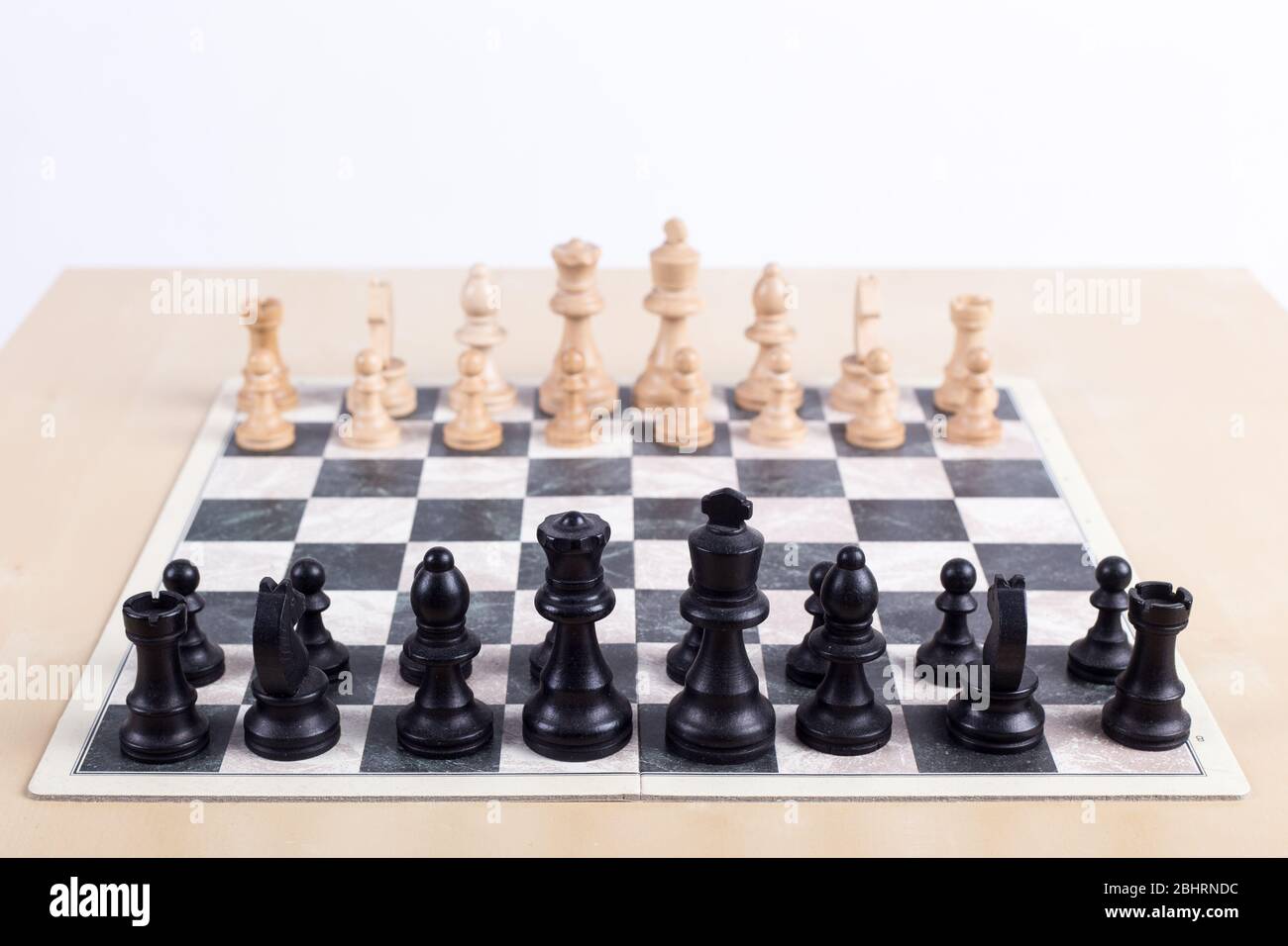 Gros plan sur le tableau d'échecs avec tous les morceaux en position de ...