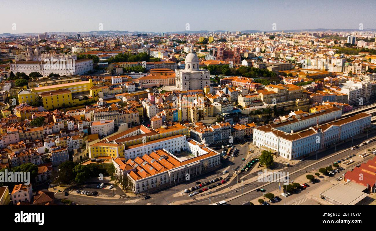 Vue aérienne du pittoresque quartier historique de Lisbonne sur la ...