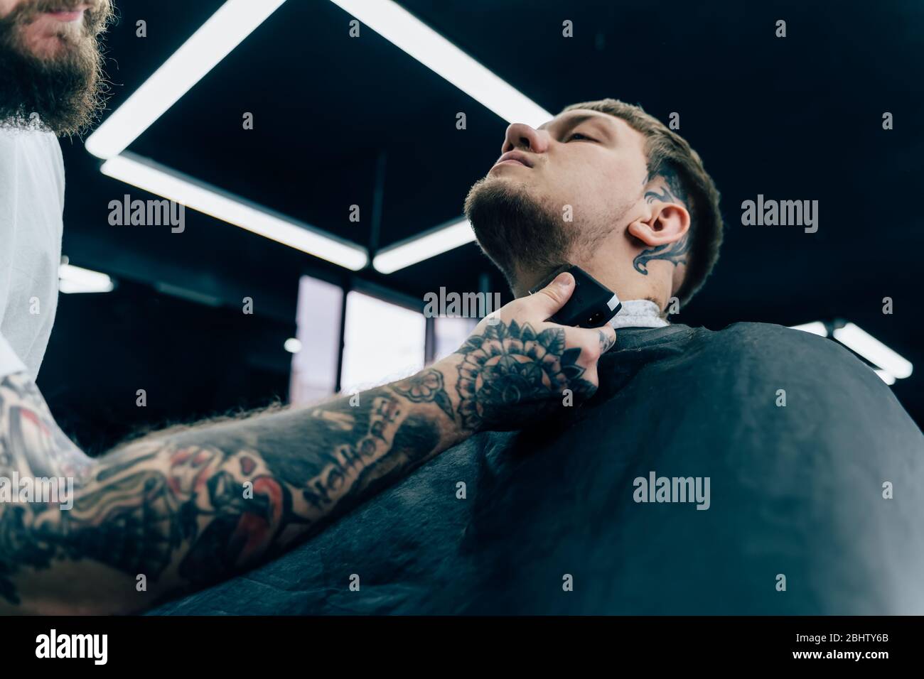 Homme Se Faire Tatouer Banque d'image et photos - Alamy