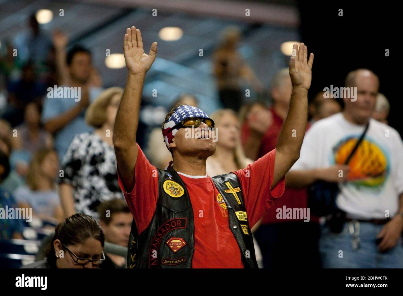 Foule en prière chrétien evangelique Banque de photographies et d ...