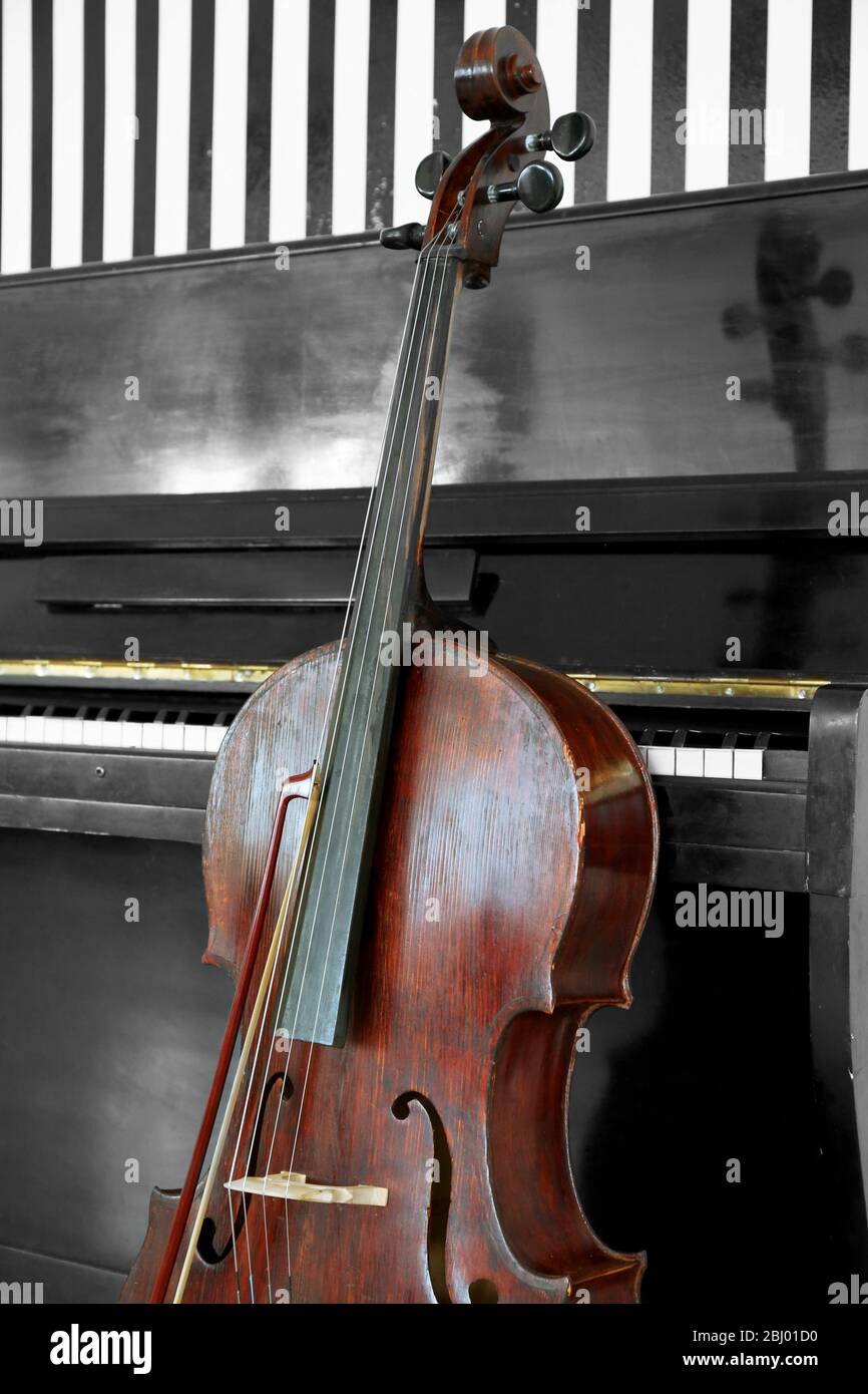 Cello rock Banque de photographies et d’images à haute résolution - Alamy