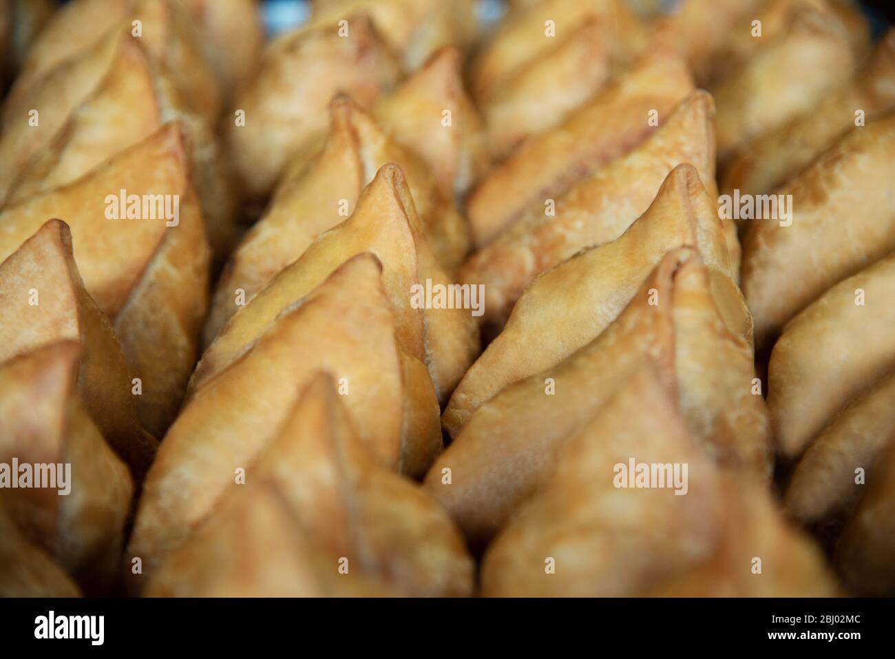 Samosas stall Banque de photographies et d’images à haute résolution ...