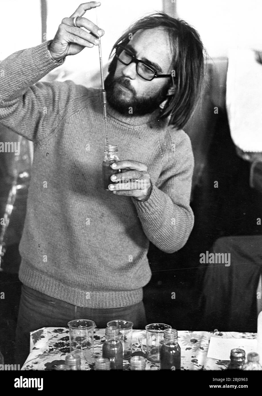 Fabrication du vin - remplir une pipette ; un doigt sur le dessus de la ...