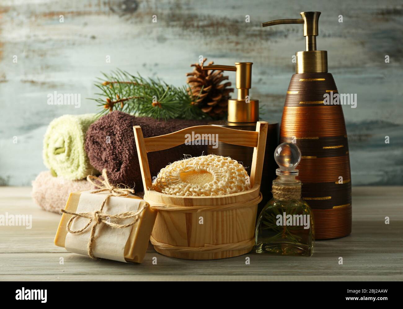 Huile essentielle de pin, savon à la main et crème avec extrait de pin ...