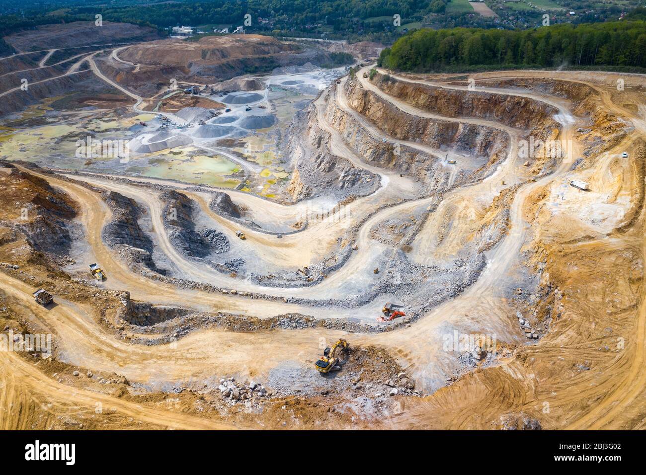 Exploitation minière par le dessus. Terrasses industrielles sur la mine ...