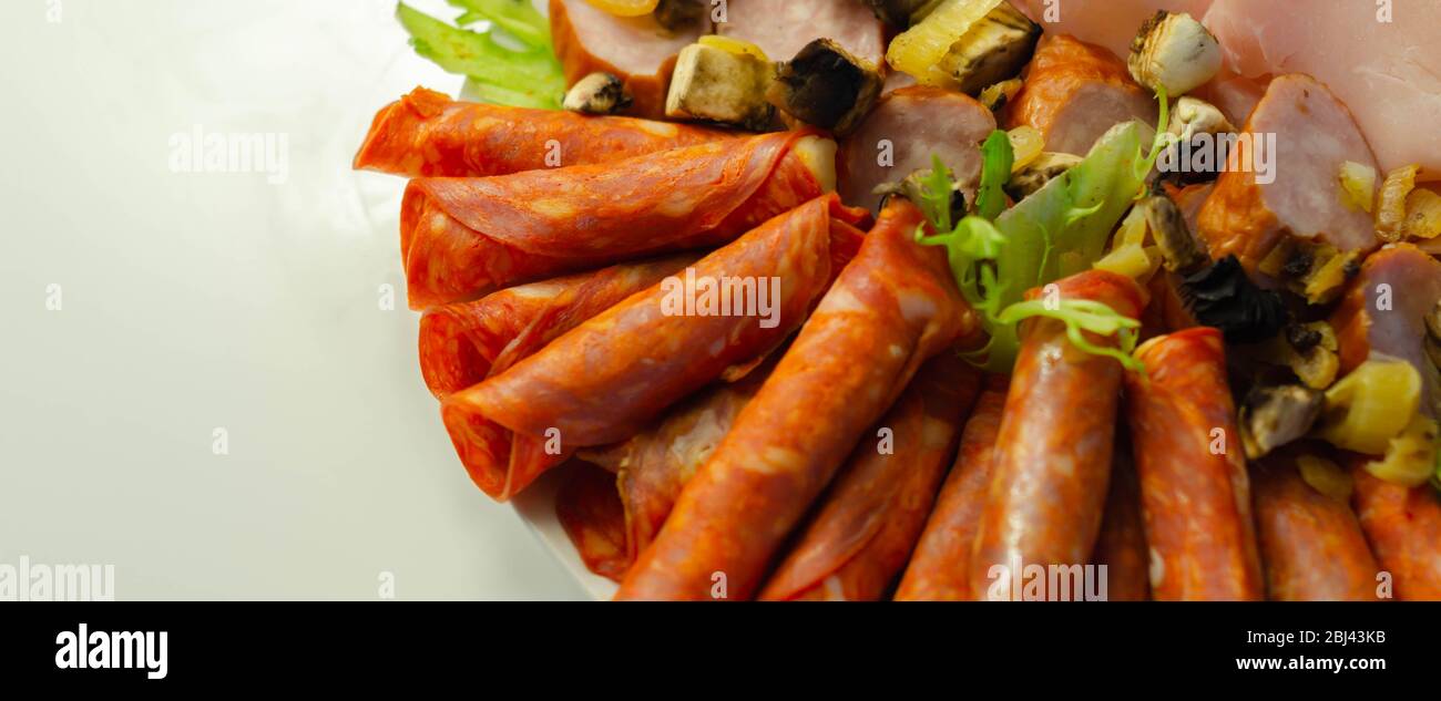 Une assiette froide préparée pour la fête avec chorizo tranché, jambon ...