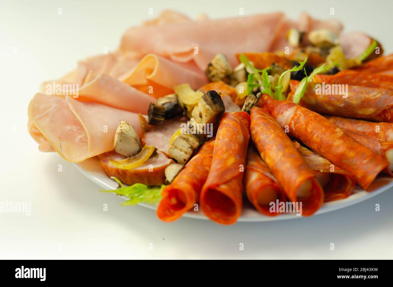 Une assiette froide préparée pour la fête avec chorizo tranché, jambon ...