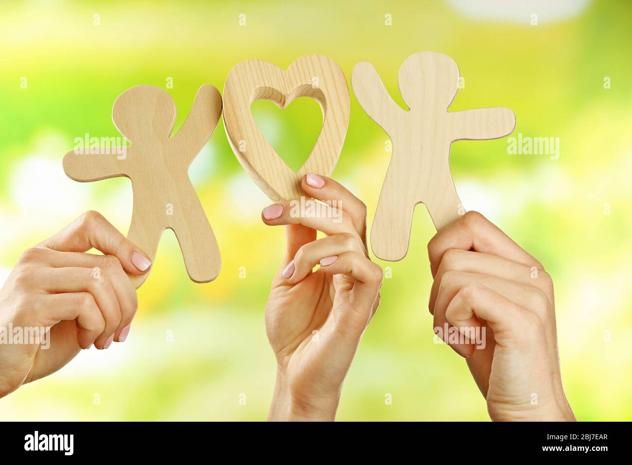 Homme et femme forment un coeur avec leurs mains Banque de photographies et d’images à haute ...