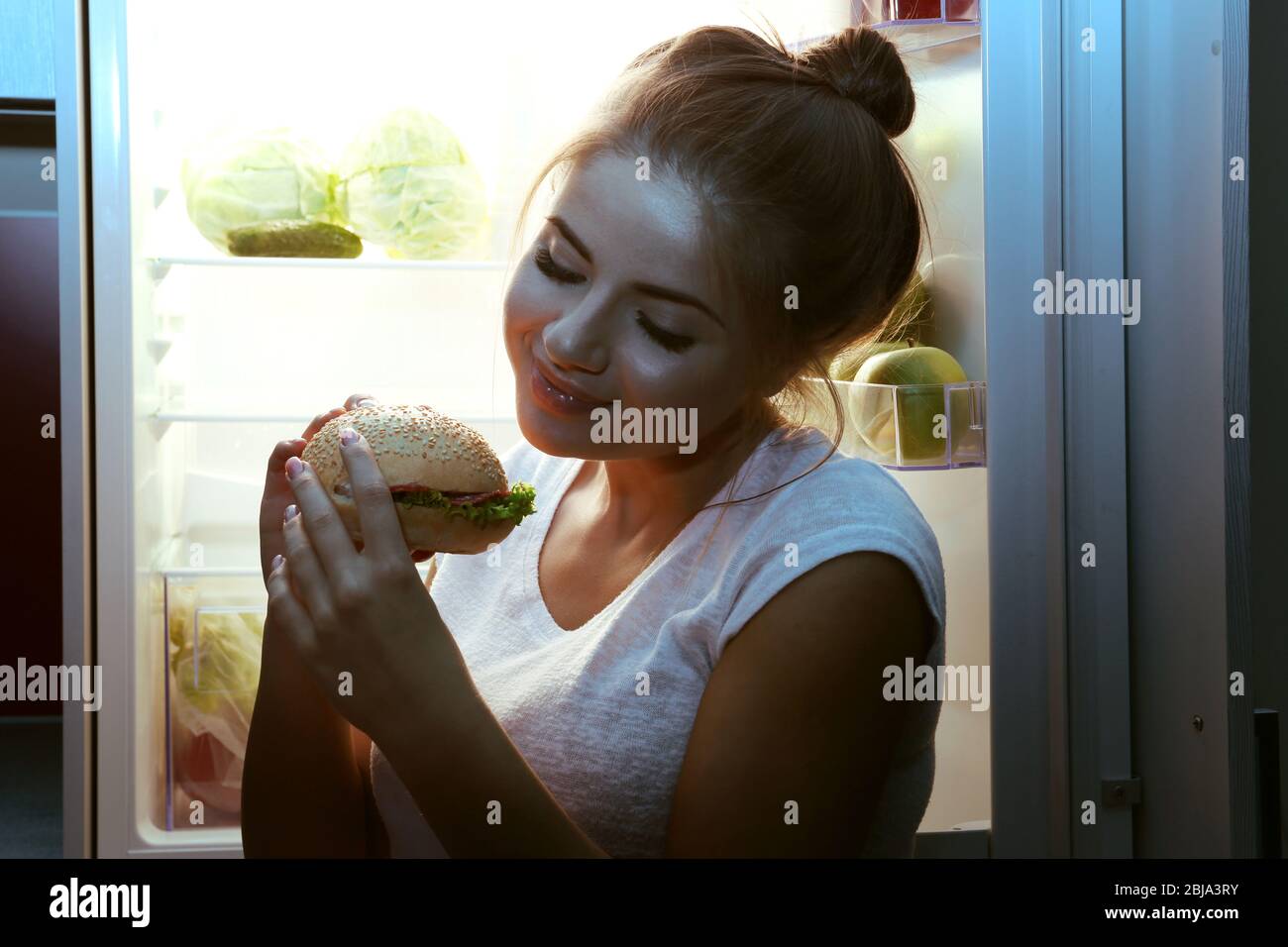 Girl eating sandwich Banque de photographies et d’images à haute ...