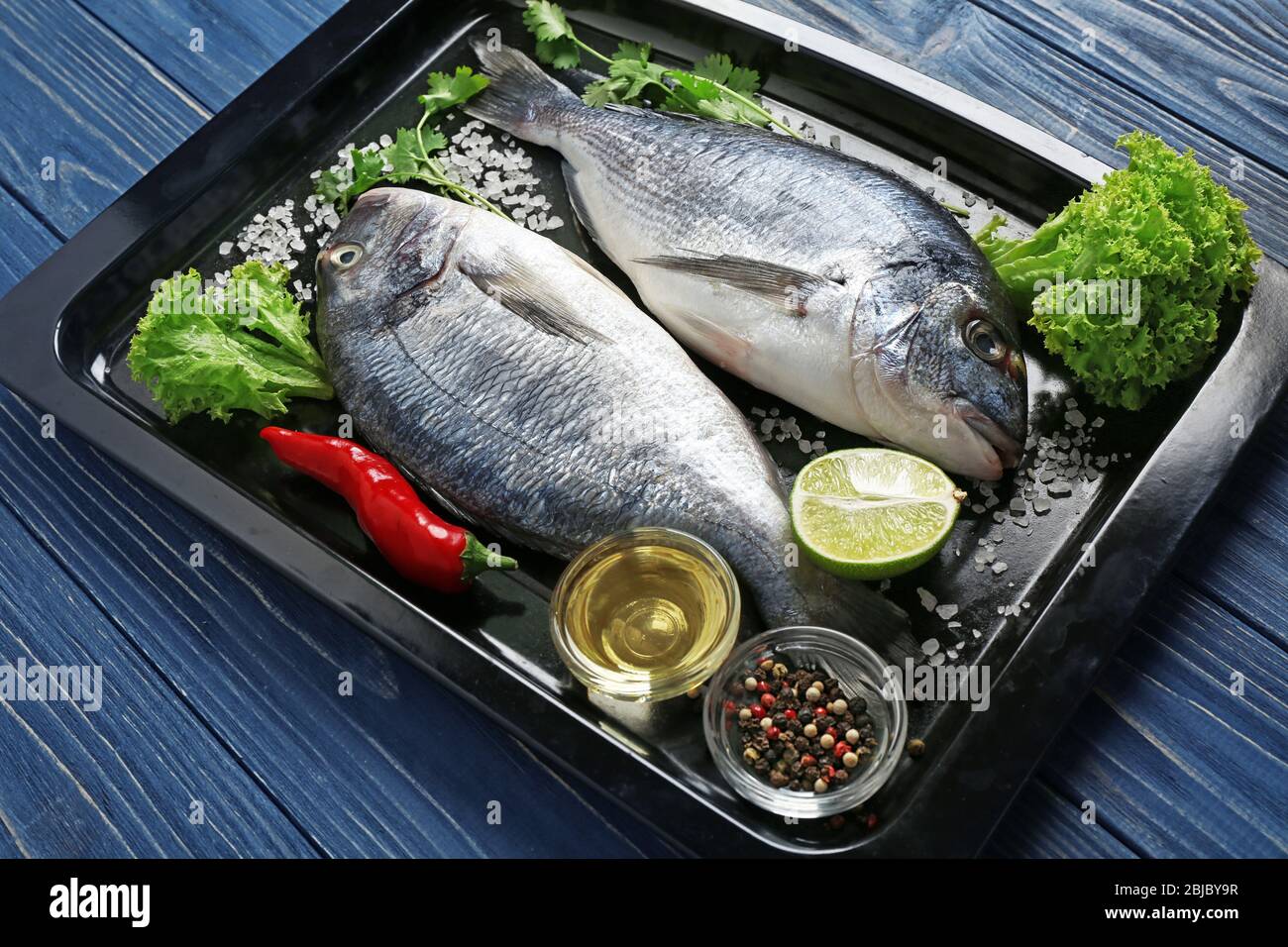 Plaque de cuisson de poisson cru dorada Banque de photographies et d ...