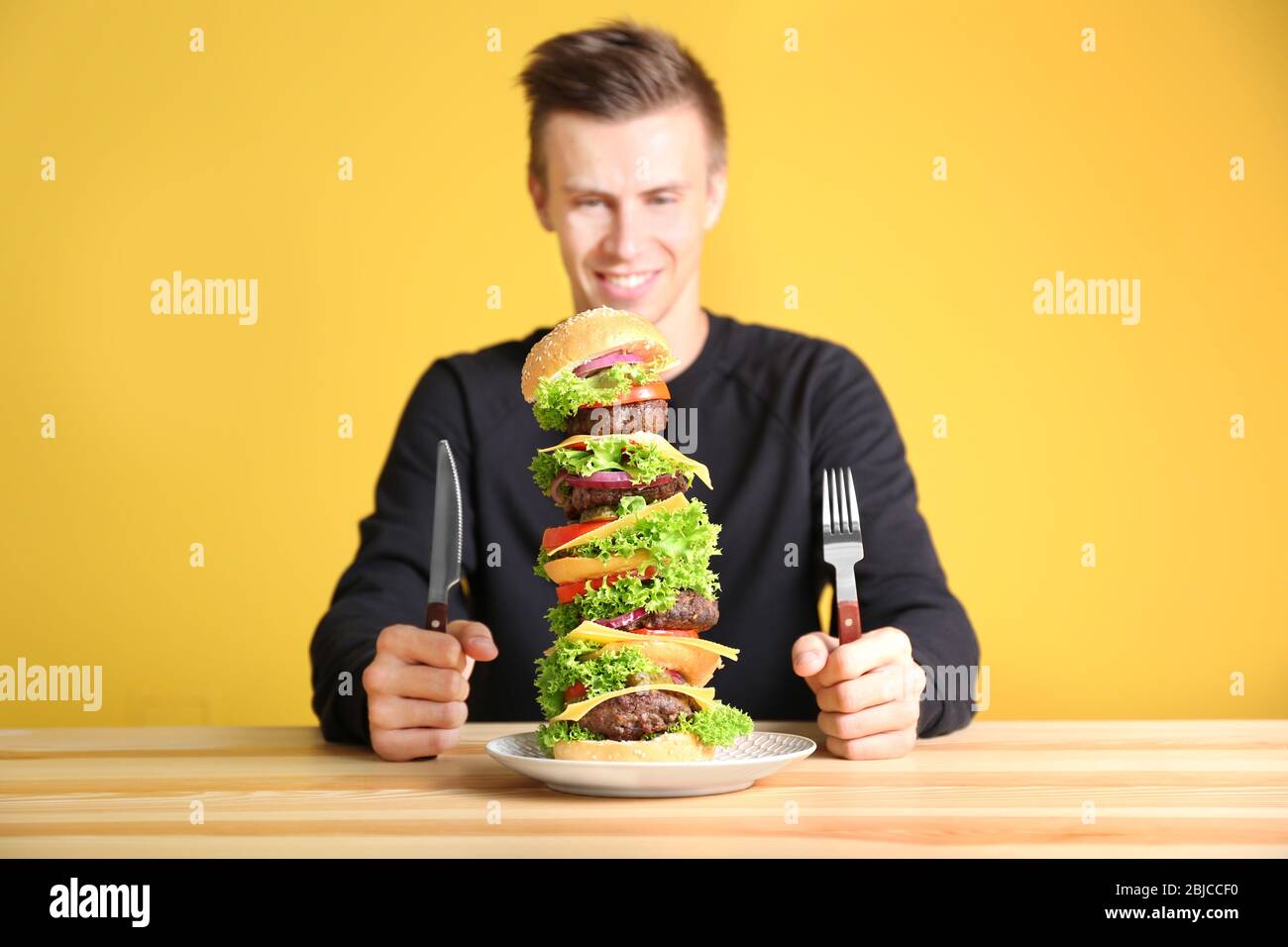 Man eating huge burger Banque de photographies et d’images à haute ...