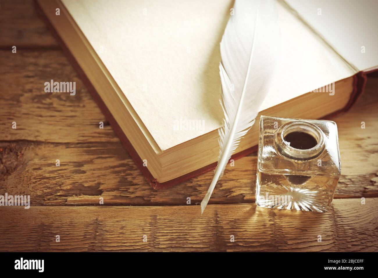 Stylo carnet ancienne table Banque de photographies et d’images à haute ...