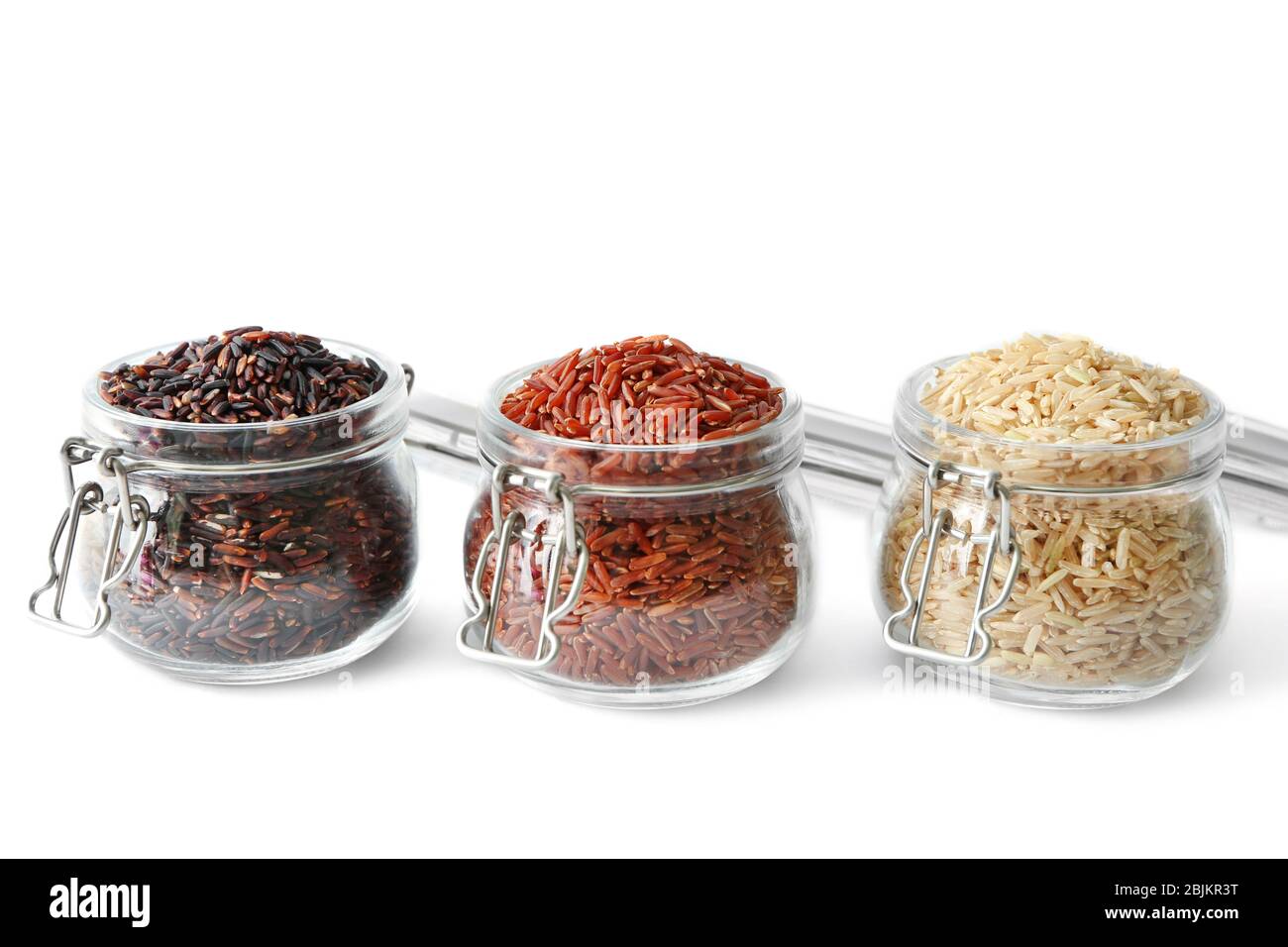 Différents types de riz dans des pots en verre sur fond blanc Photo ...