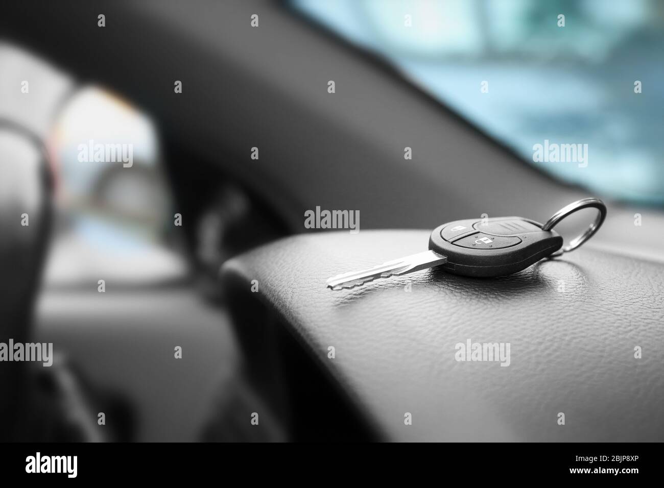 Clé de voiture sur le tableau de bord Photo Stock - Alamy